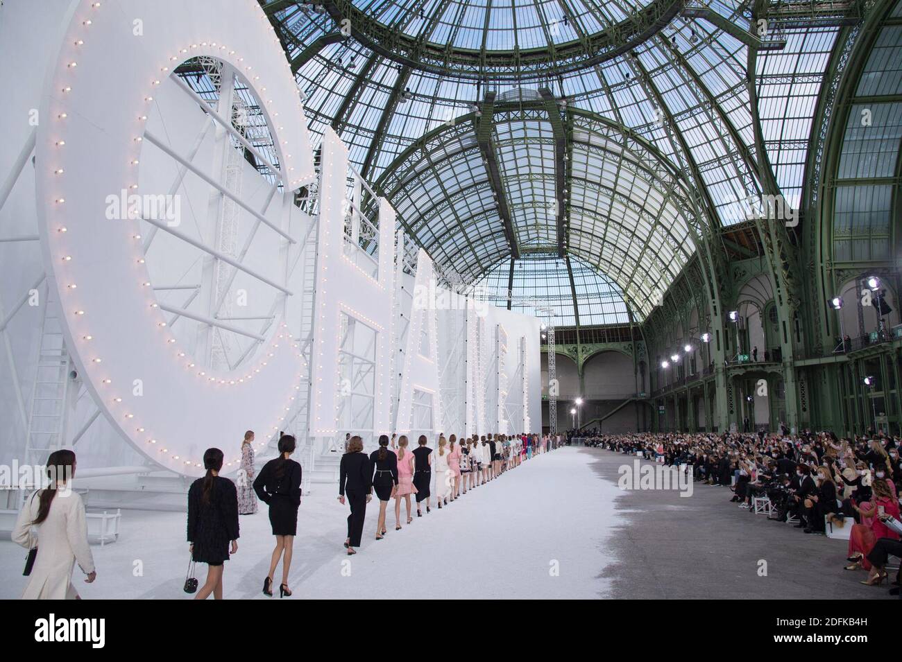 Chanel spring 2021 runway paris hi-res stock photography and images - Alamy