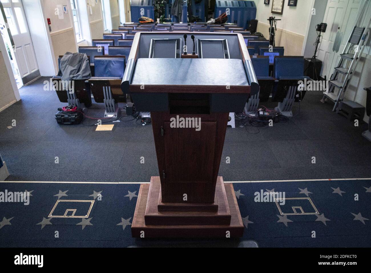 Empty podium press hi-res stock photography and images - Alamy
