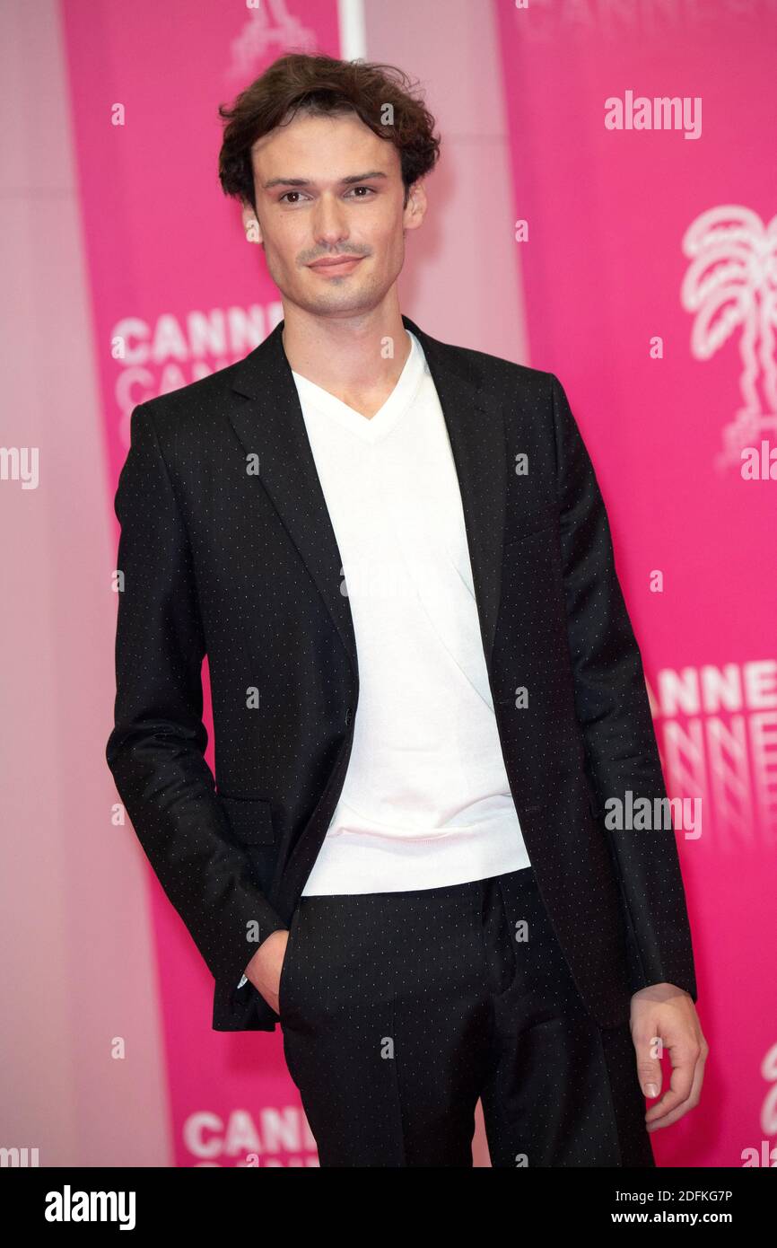 Elliot Delage arrives on the pink carpet for the screening of Les ...
