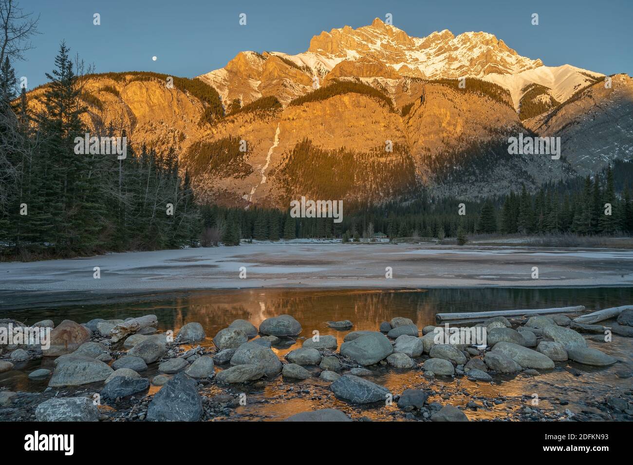 Cascade pond mountain sunrise hi-res stock photography and images - Alamy