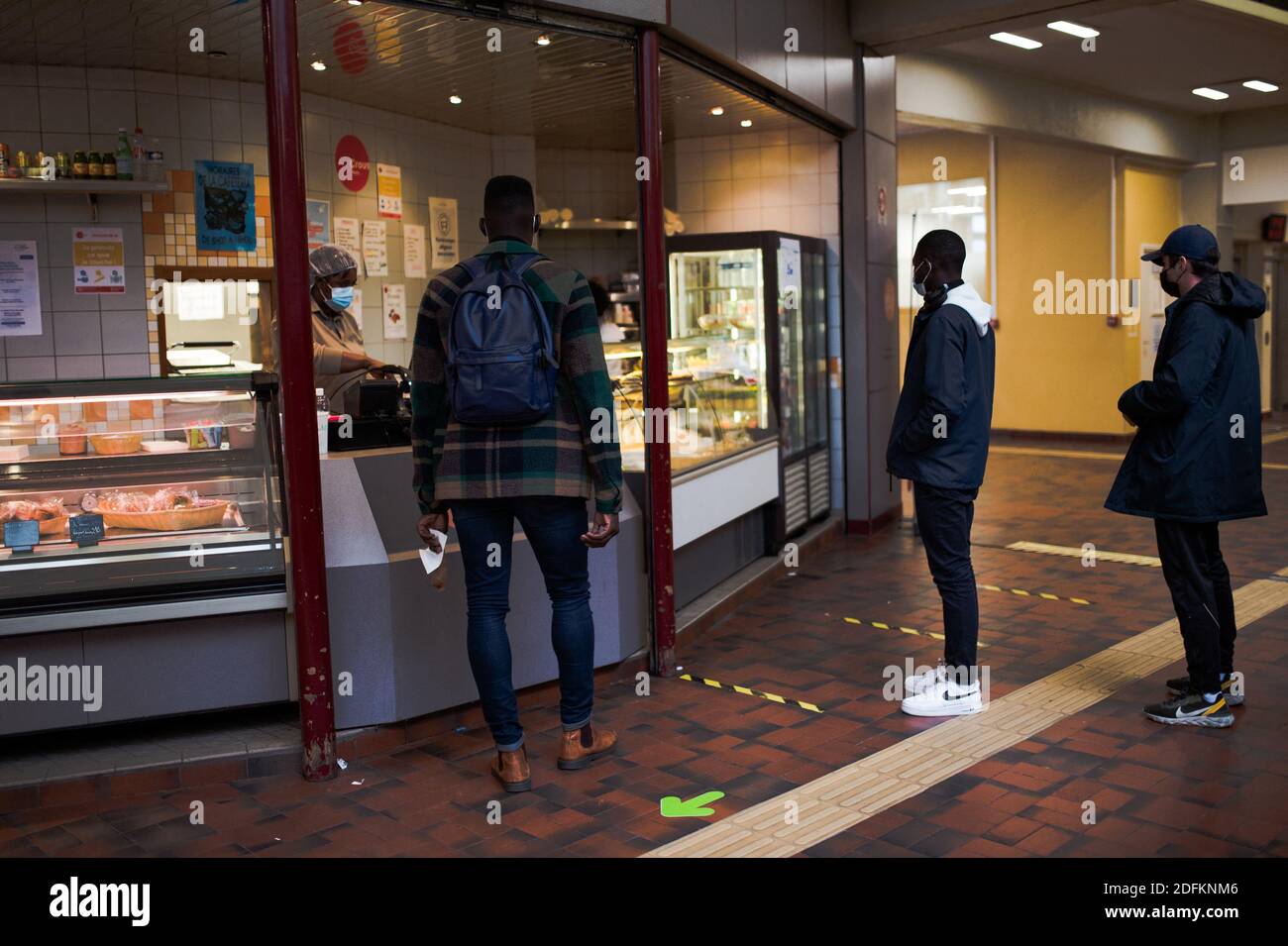 College cafeteria line hi-res stock photography and images - Alamy