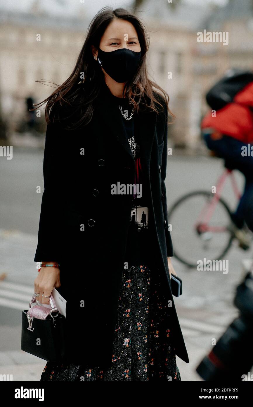 Street style, Melanie Huynh Utzmann arriving at Louis Vuitton Spring ...