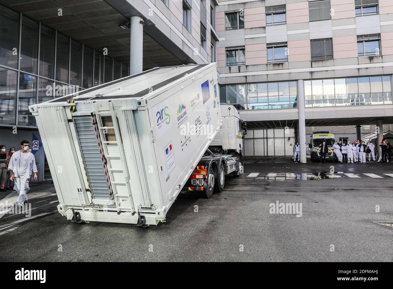 The mobile hospital (UMPEO) unique in Europe created by the SAMU of ...
