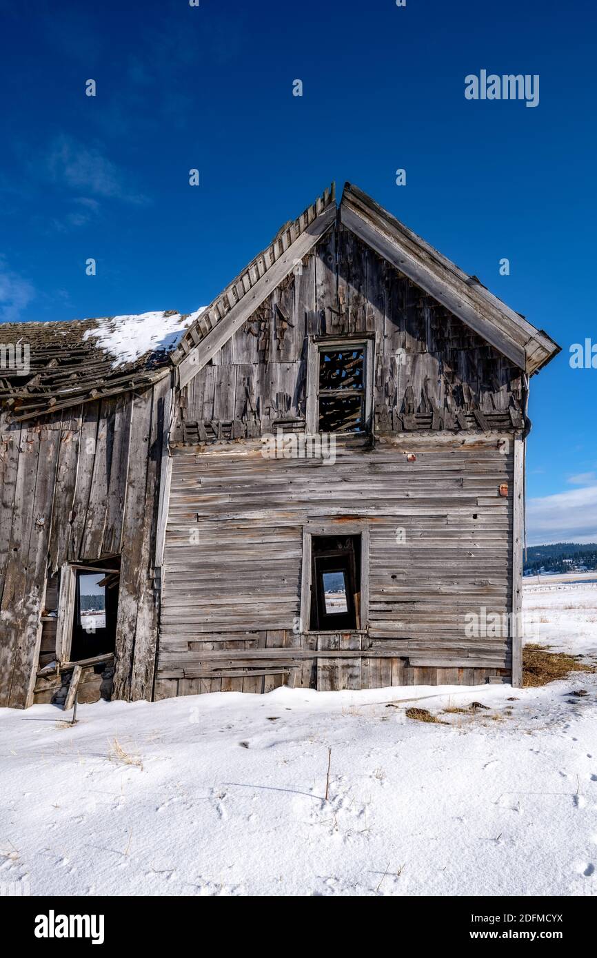 Winter on the prairie with a wood structure delipidated Stock Photo - Alamy
