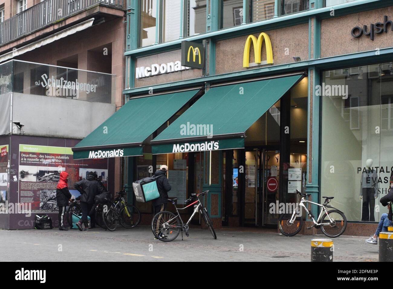 Mcdo delivery hi-res stock photography and images - Alamy
