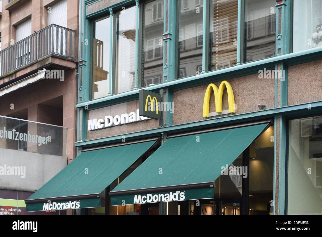 Mcdo delivery hi-res stock photography and images - Alamy