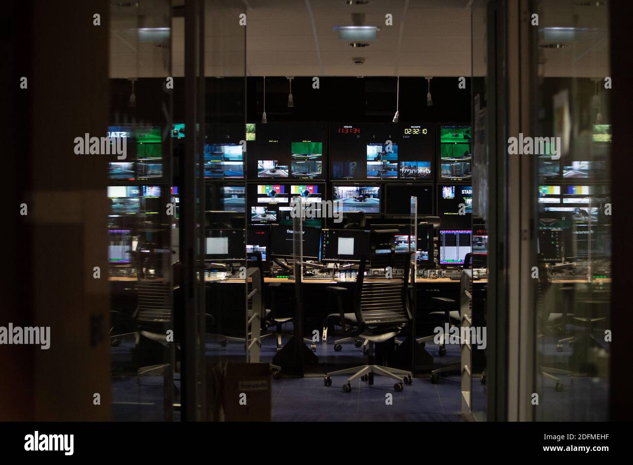 Empty television control room with screens during "Dimanche en ...
