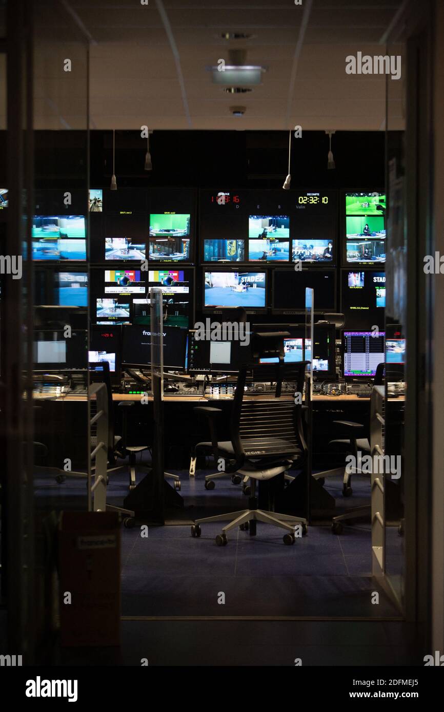 Empty television control room with screens during "Dimanche en ...