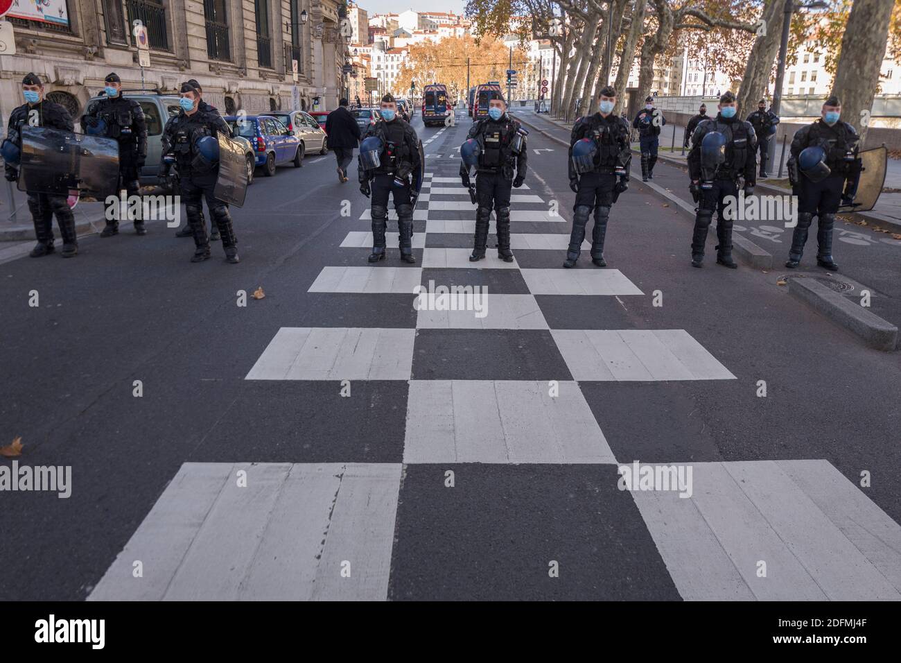 Year movement of yellow vests hi-res stock photography and images - Alamy