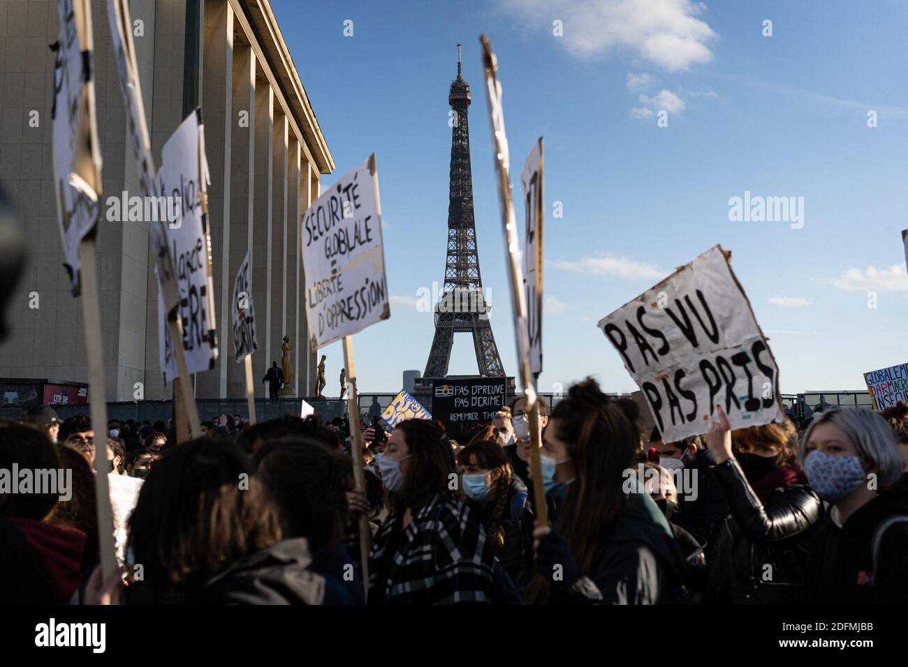 Filming eiffel paris hi-res stock photography and images - Alamy