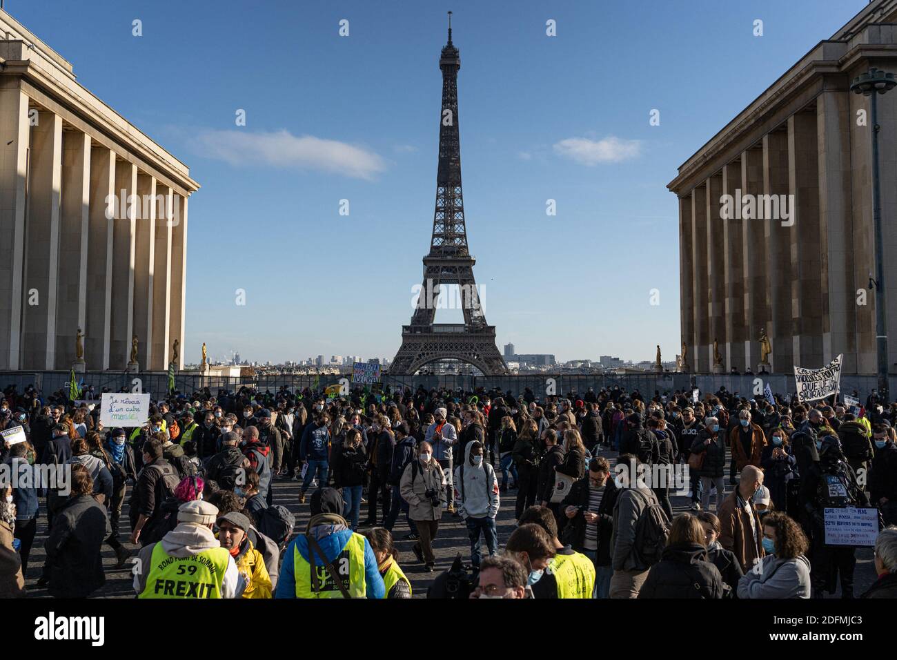 Filming eiffel paris hi-res stock photography and images - Alamy