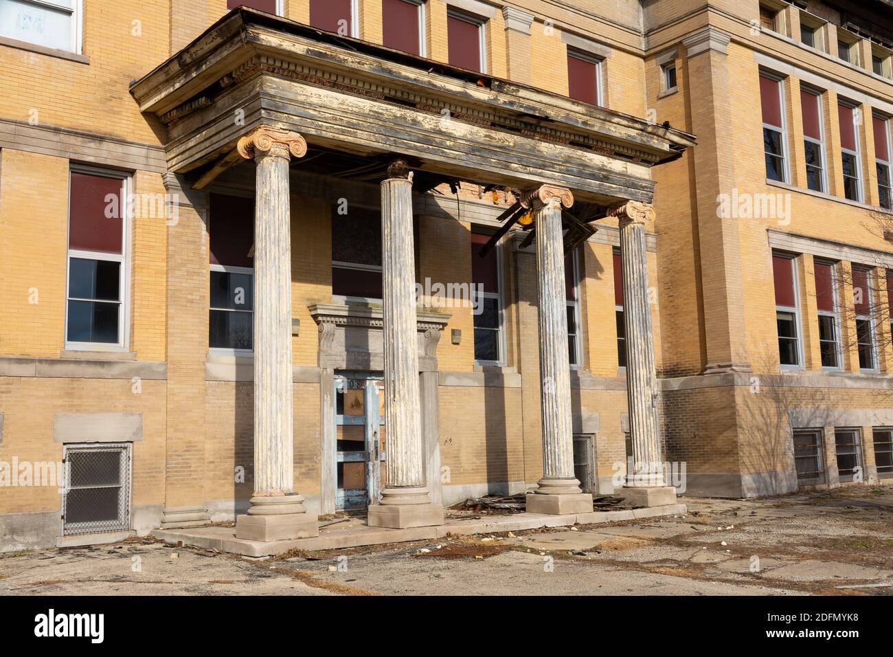 Rundown school building hi-res stock photography and images - Alamy