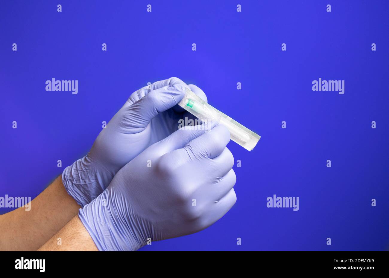 Using a needle hi-res stock photography and images - Alamy