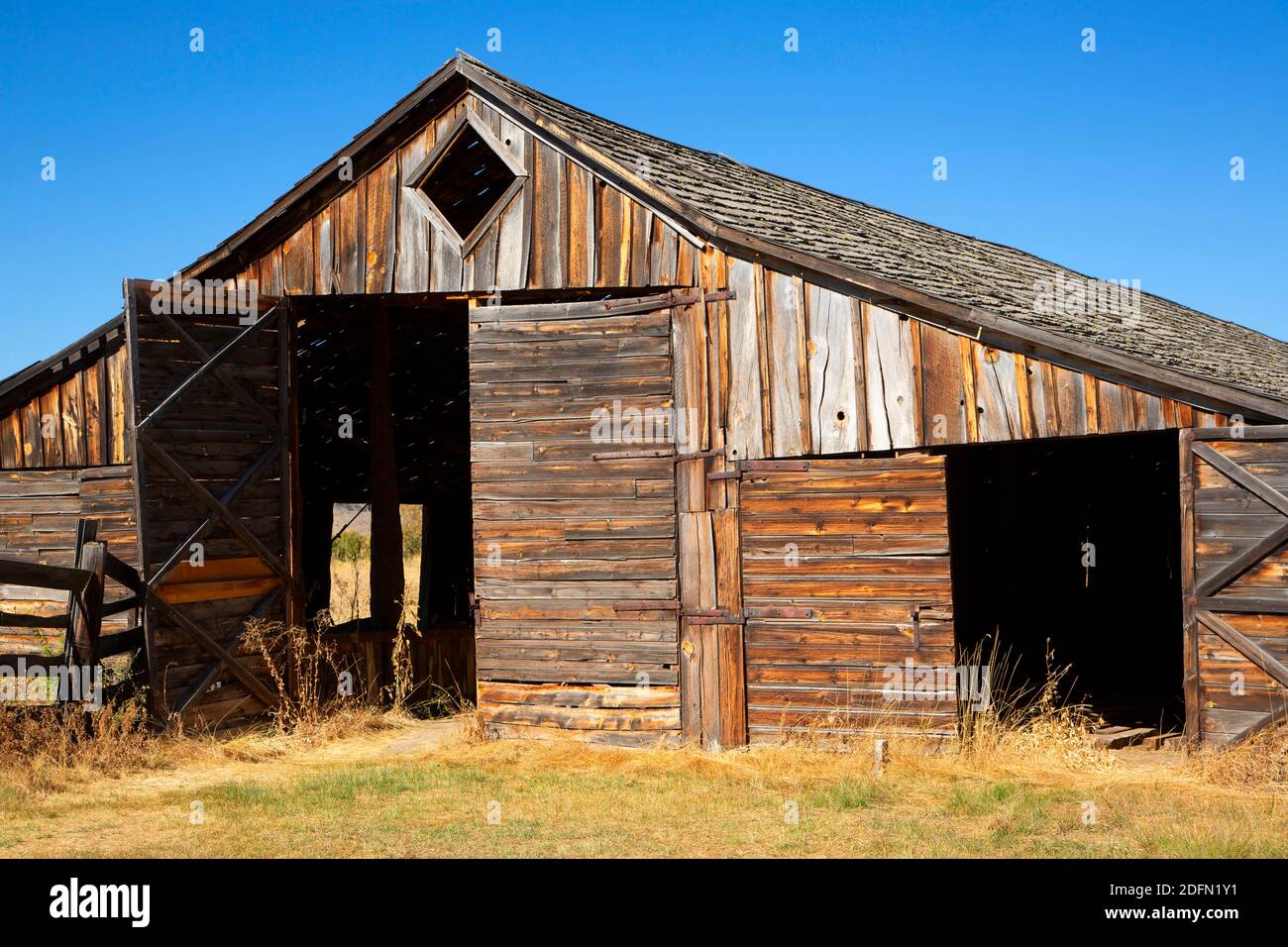 Long barn hi-res stock photography and images - Alamy