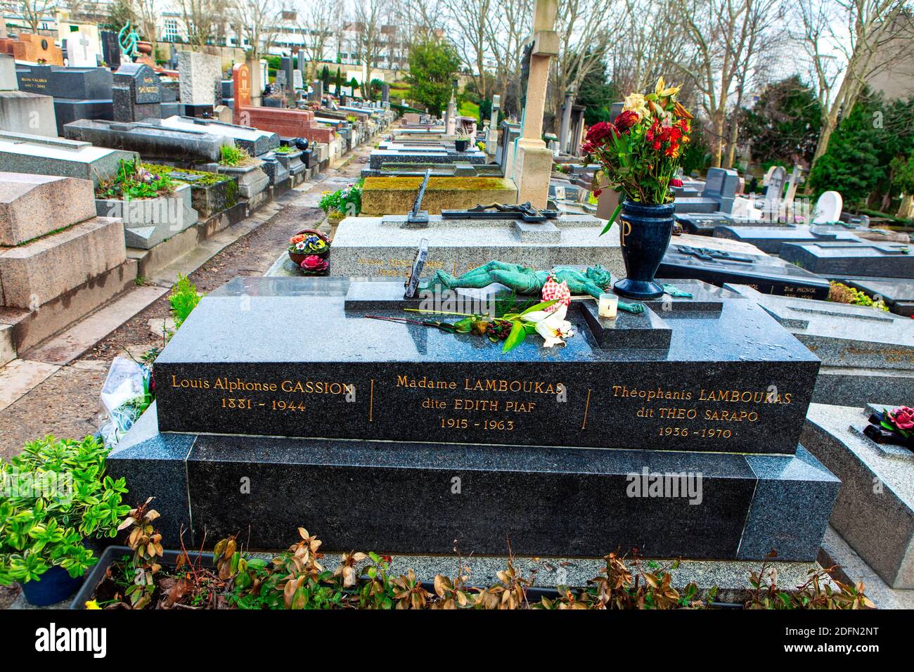 Grave of Edith Piaf at Pere Lachaise cemetery in Paris Stock Photo - Alamy