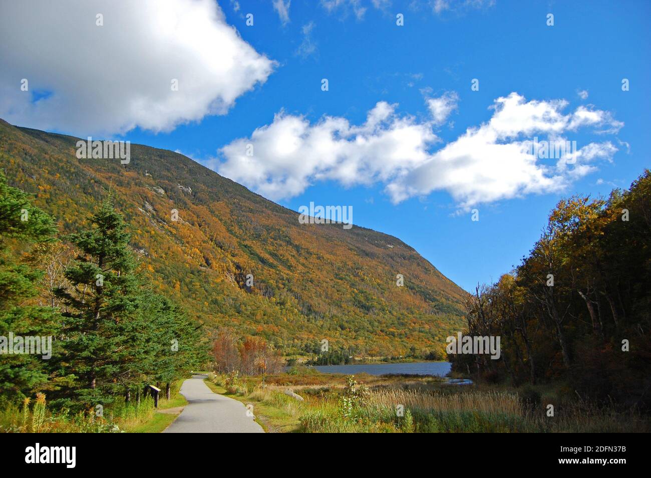 Franconia Notch with fall foliage and Echo Lake in Franconia Notch ...