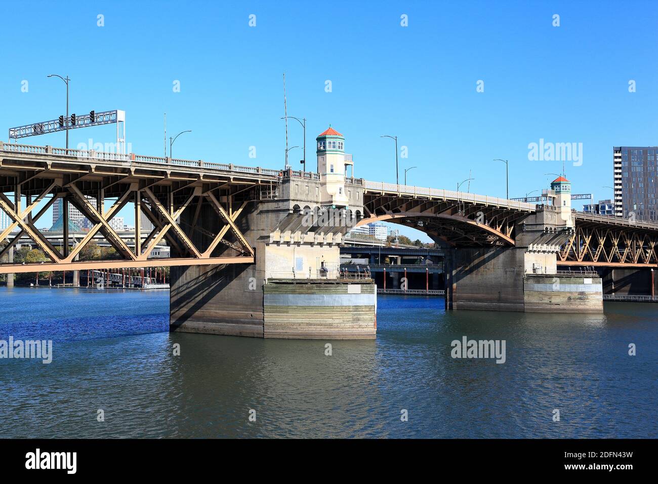 Portland, City of Bridges: Burnside Bridge Stock Photo - Alamy
