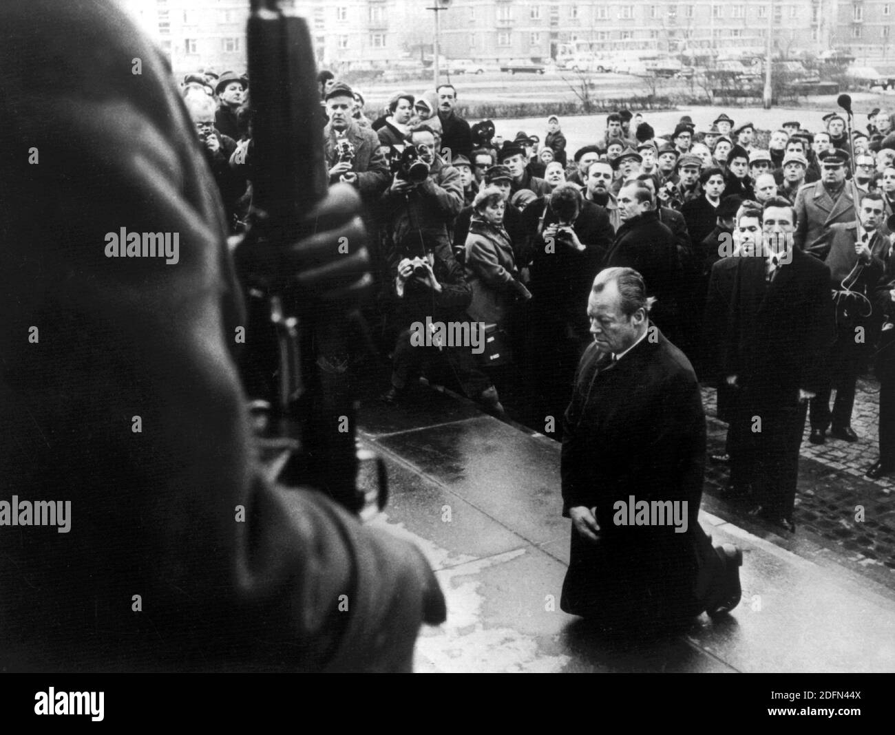 Brandt warsaw ghetto memorial Black and White Stock Photos & Images - Alamy