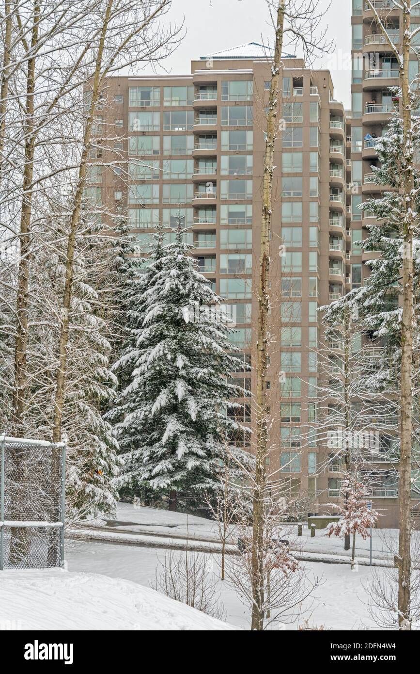 High rise apartment building canada hi-res stock photography and images ...