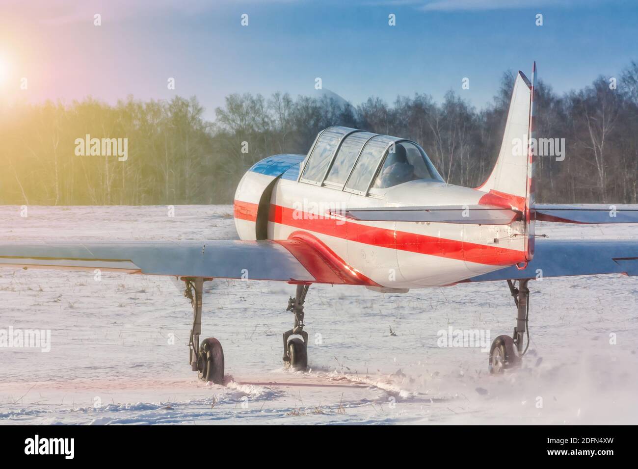 Small sports aircraft taxiing hi-res stock photography and images - Alamy