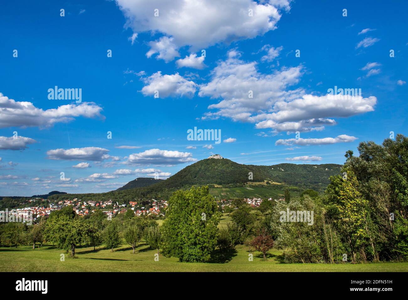 Stadt Neuffen mit Burg Hohenneuffen, Schwäbische Alb, Deutschland Stock ...