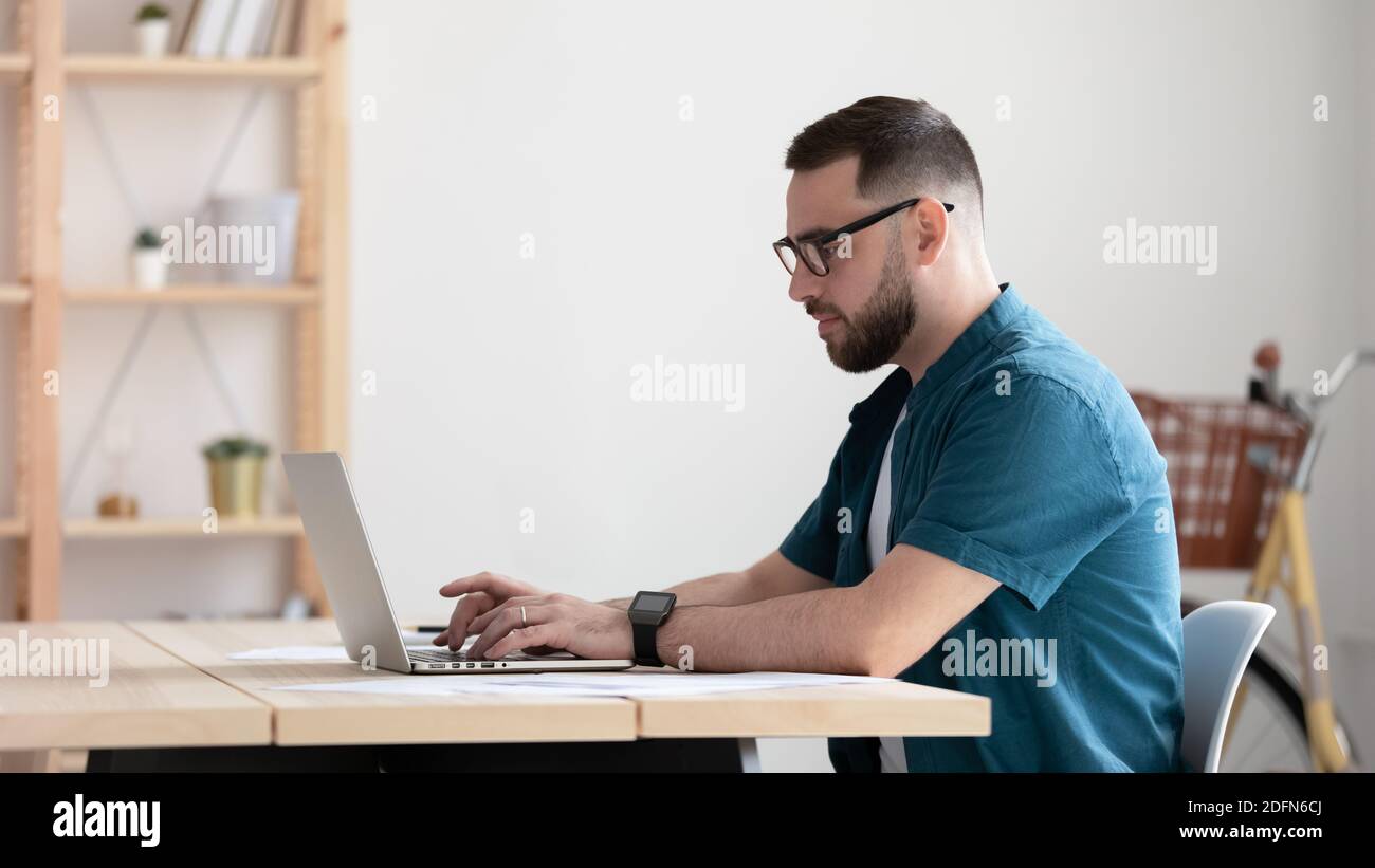 Busy typing hi-res stock photography and images - Alamy