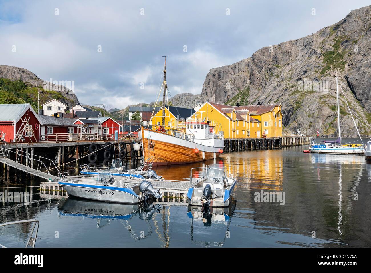 Harbour with fishing boats, Rorbu cabins, historic fishing village ...