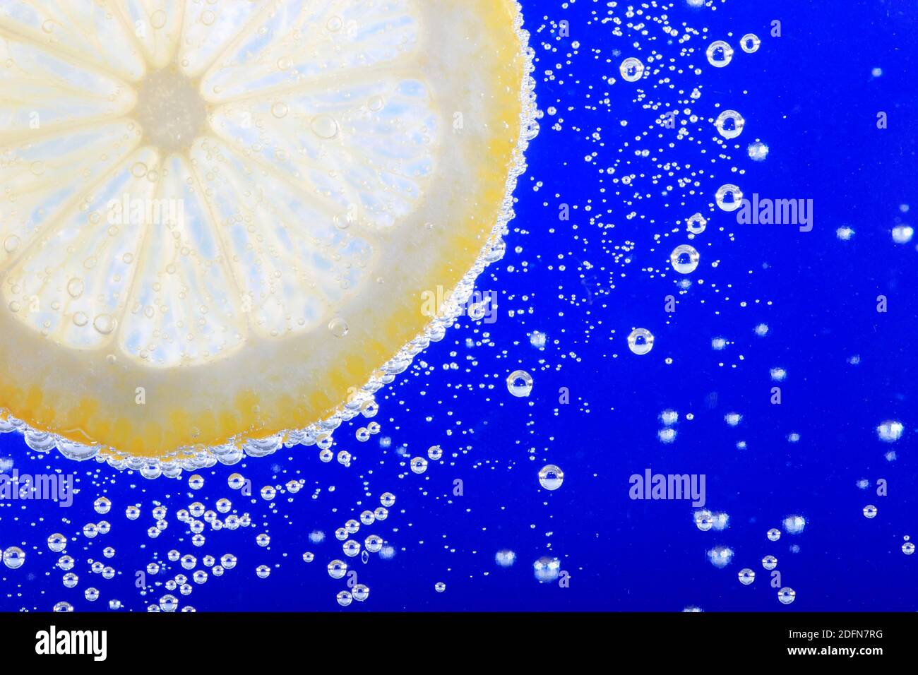 Disc Lemonin water, ( Citrus limon Stock Photo - Alamy