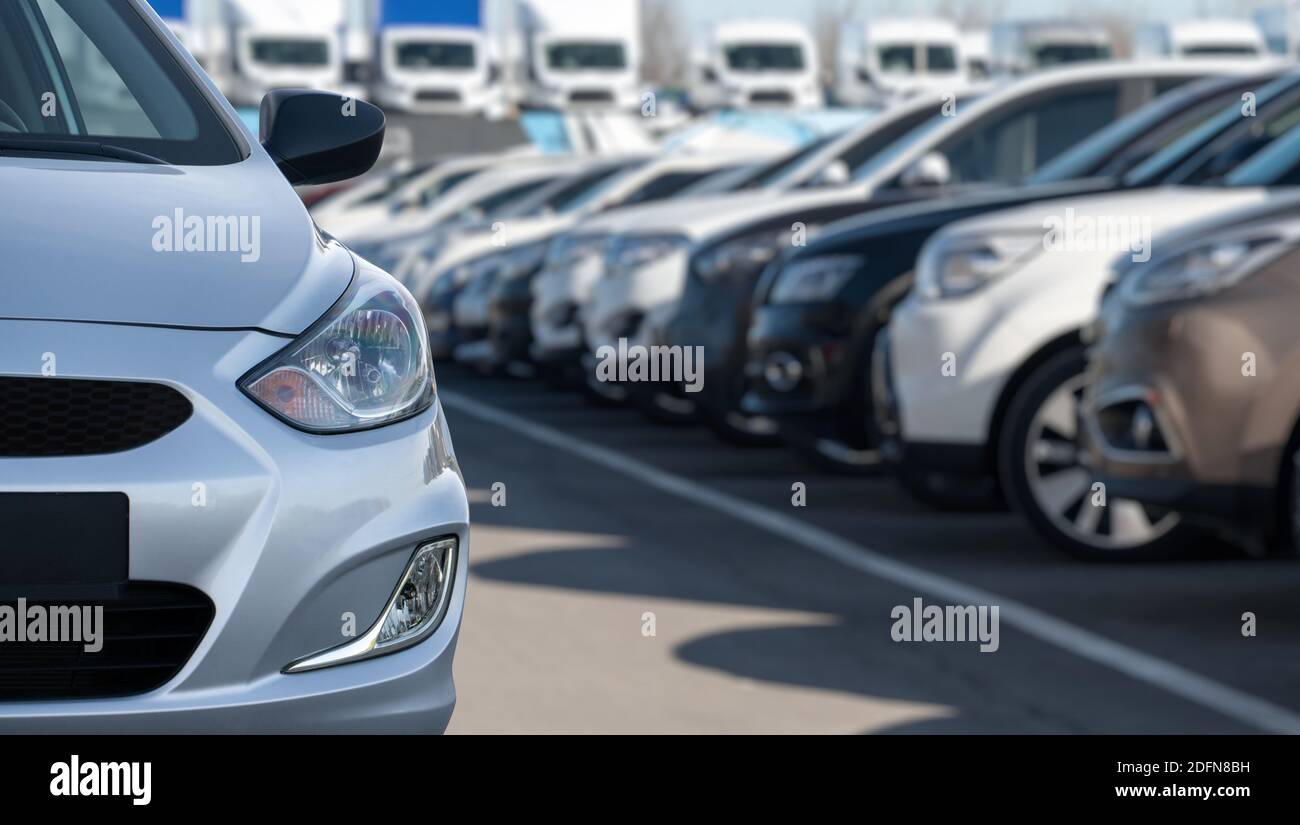 Row of cars parked hi-res stock photography and images - Alamy