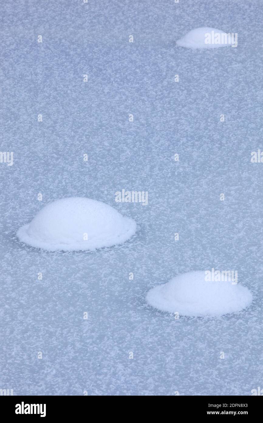 Ice covered lake hi-res stock photography and images - Alamy
