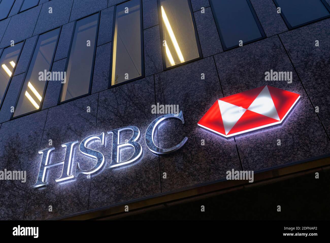 HSBC Bank, illuminated logo on building, Koenigsallee, Duesseldorf ...