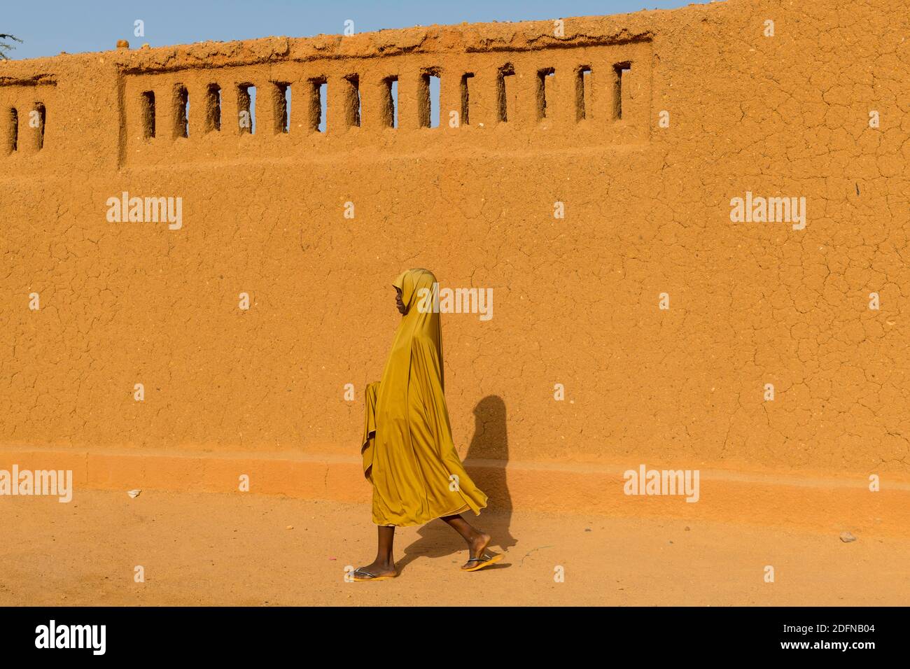 Local girl in the old town of Unesco world heritage sight Agadez, Niger ...