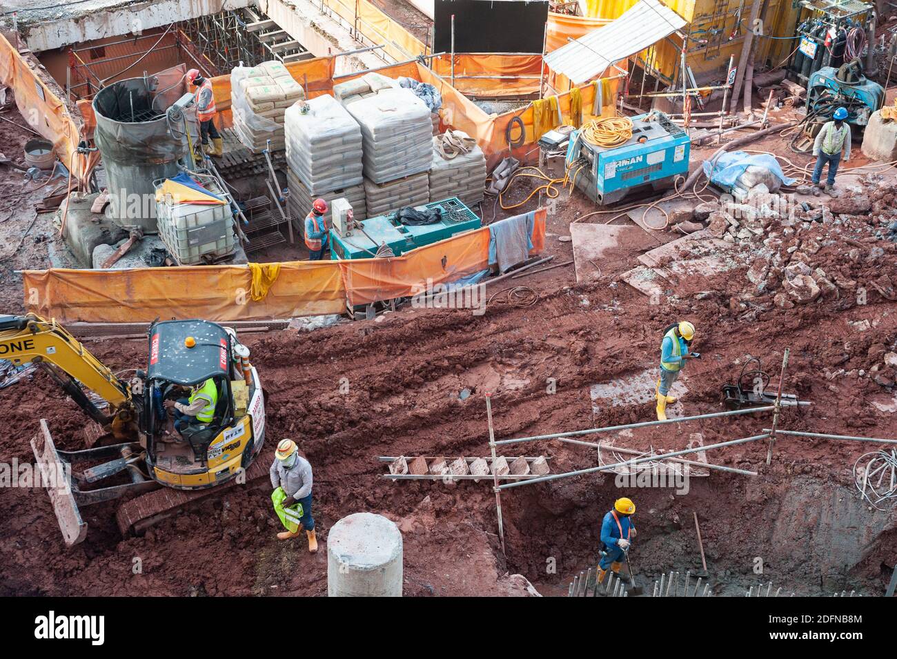 Singapore construction workers hi-res stock photography and images - Alamy