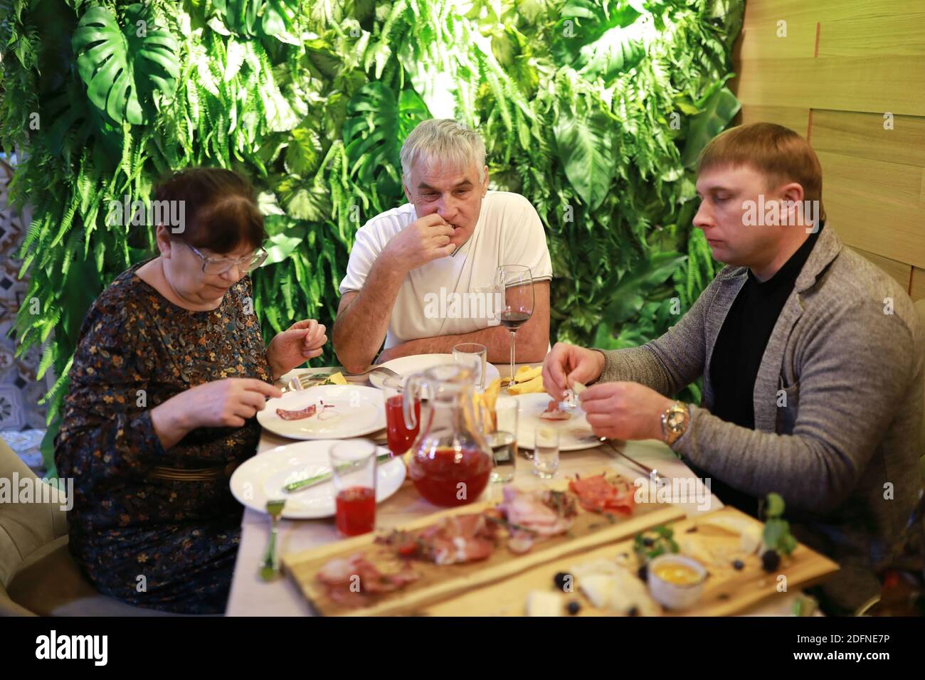 Portrait of family at table in restaurant Stock Photo - Alamy