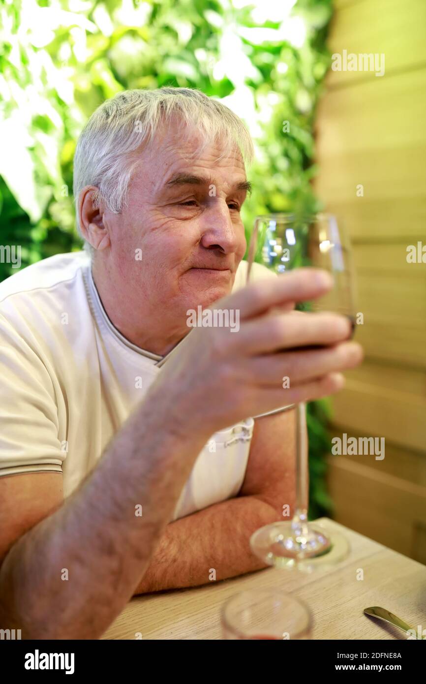 Man hand red wine glass table lunch hi-res stock photography and images ...