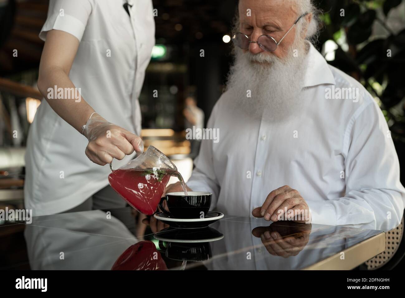 Senior businessman happy read hi-res stock photography and images - Alamy