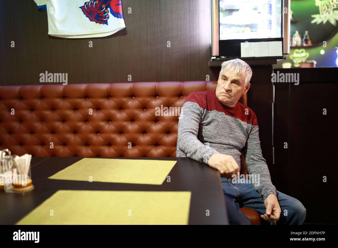 Old man dining alone hi-res stock photography and images - Alamy