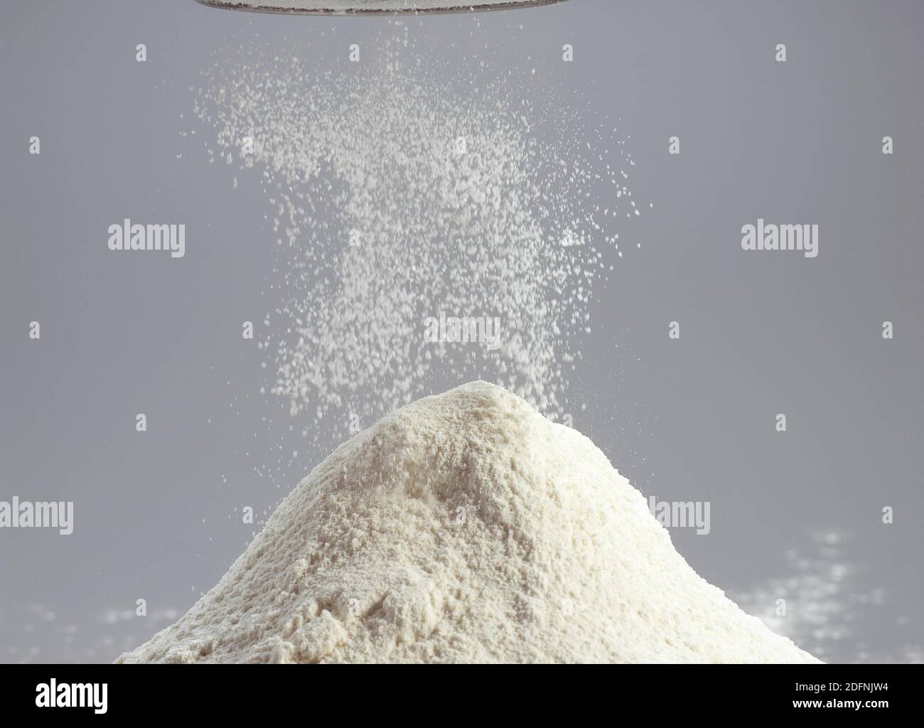 Sifted cake flour hi-res stock photography and images - Alamy