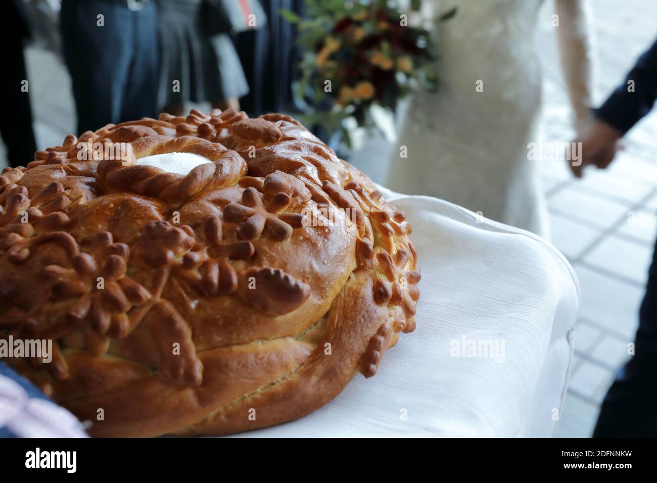 Russian loaf with salt at the wedding Stock Photo - Alamy
