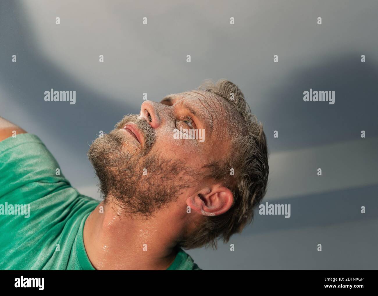 Work man is leveling ceiling Stock Photo - Alamy