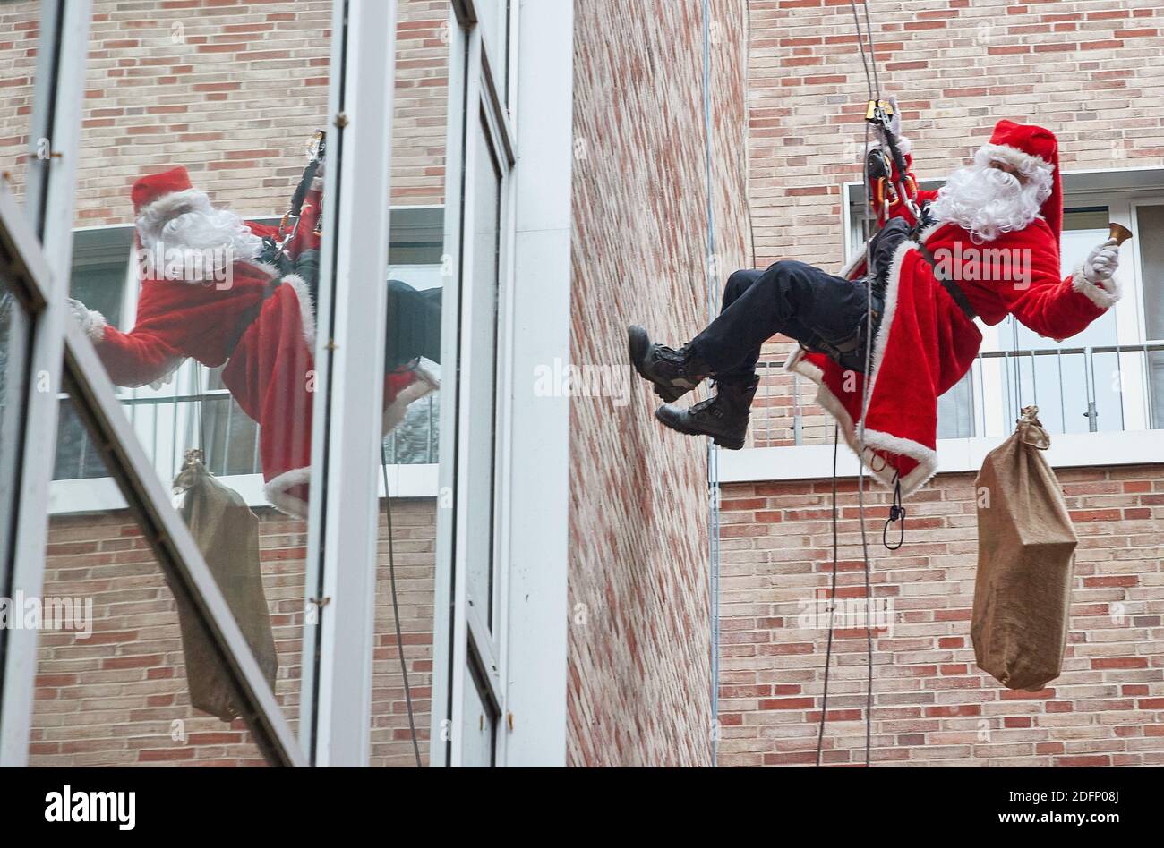 Hamburg, Germany. 06th Dec, 2020. A fire brigade height rescuer dressed ...