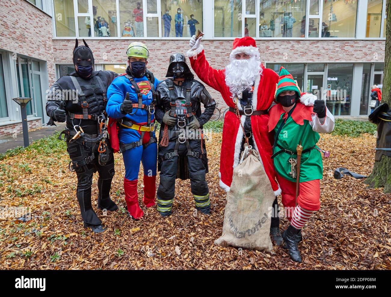 Hamburg, Germany. 06th Dec, 2020. Fire brigade height rescuers, dressed ...