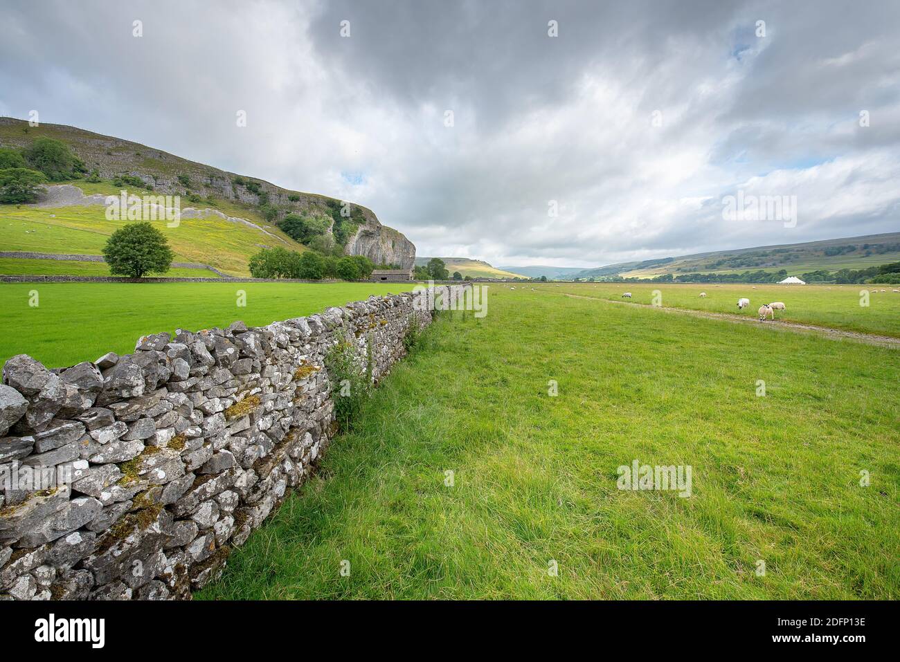 Old english farmhouse hi-res stock photography and images - Alamy