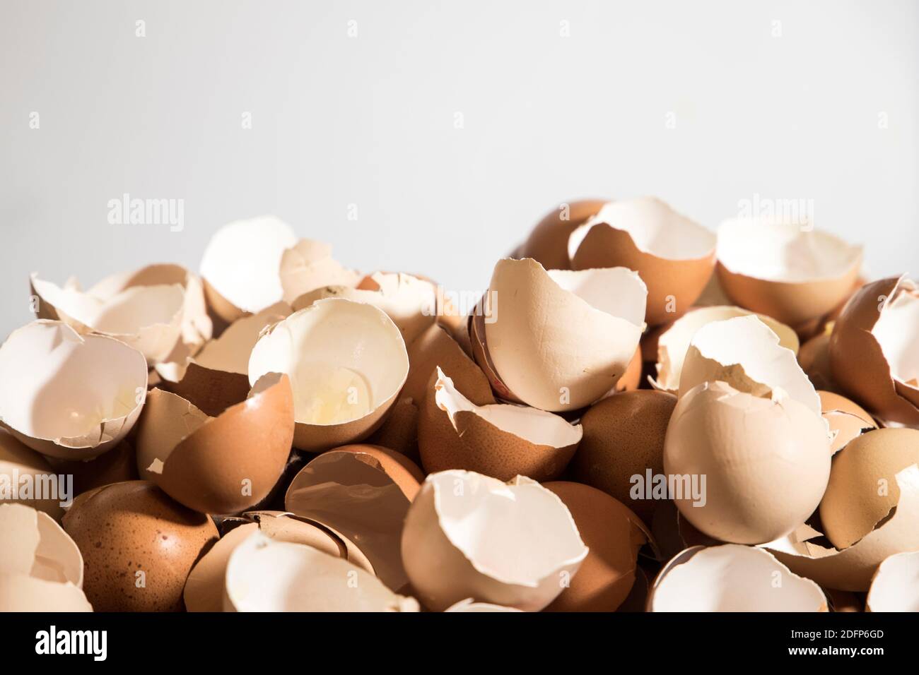 Broken egg icon hi-res stock photography and images - Alamy