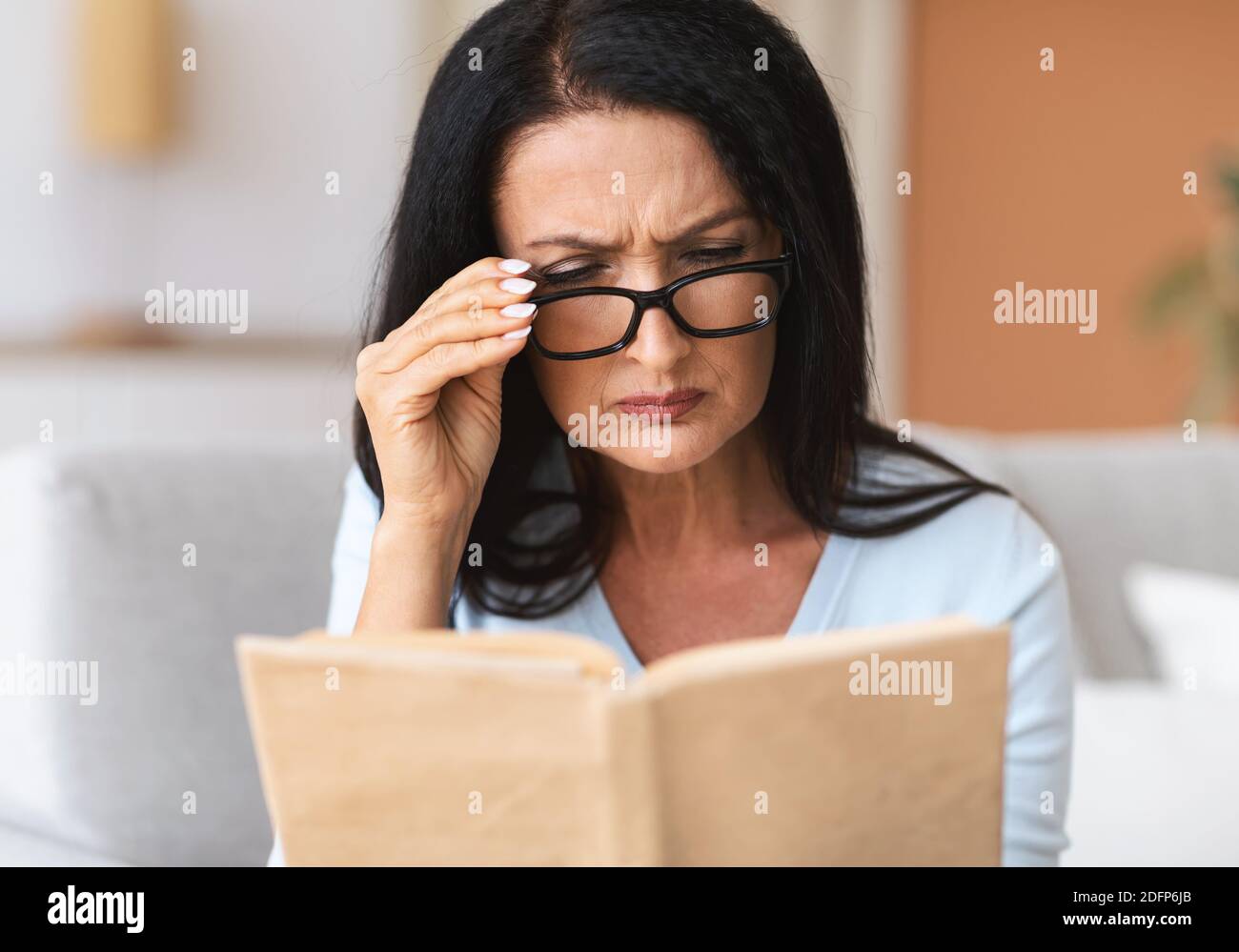 Woman trying read book hi-res stock photography and images - Alamy