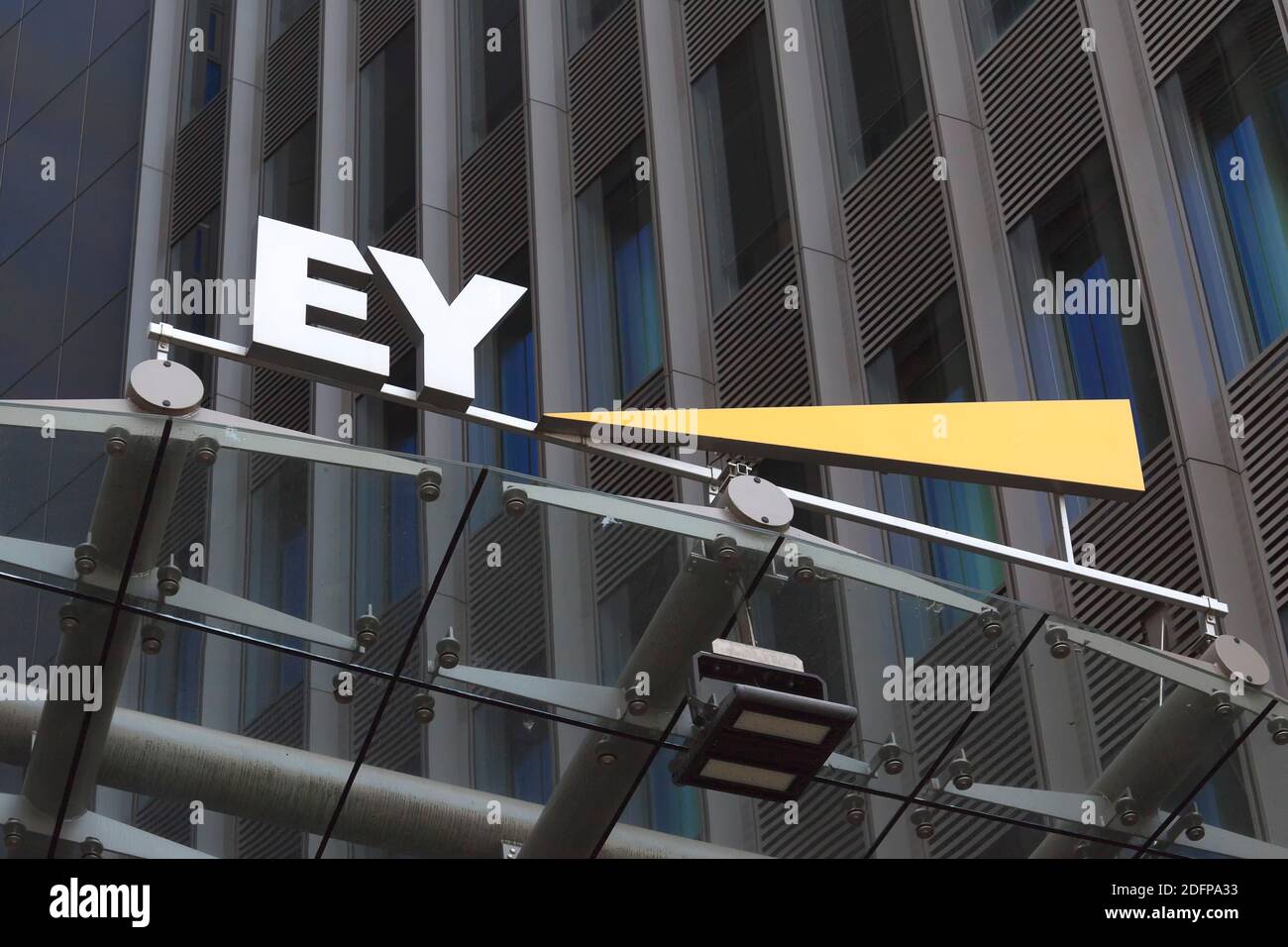 Ey logos hi-res stock photography and images - Alamy