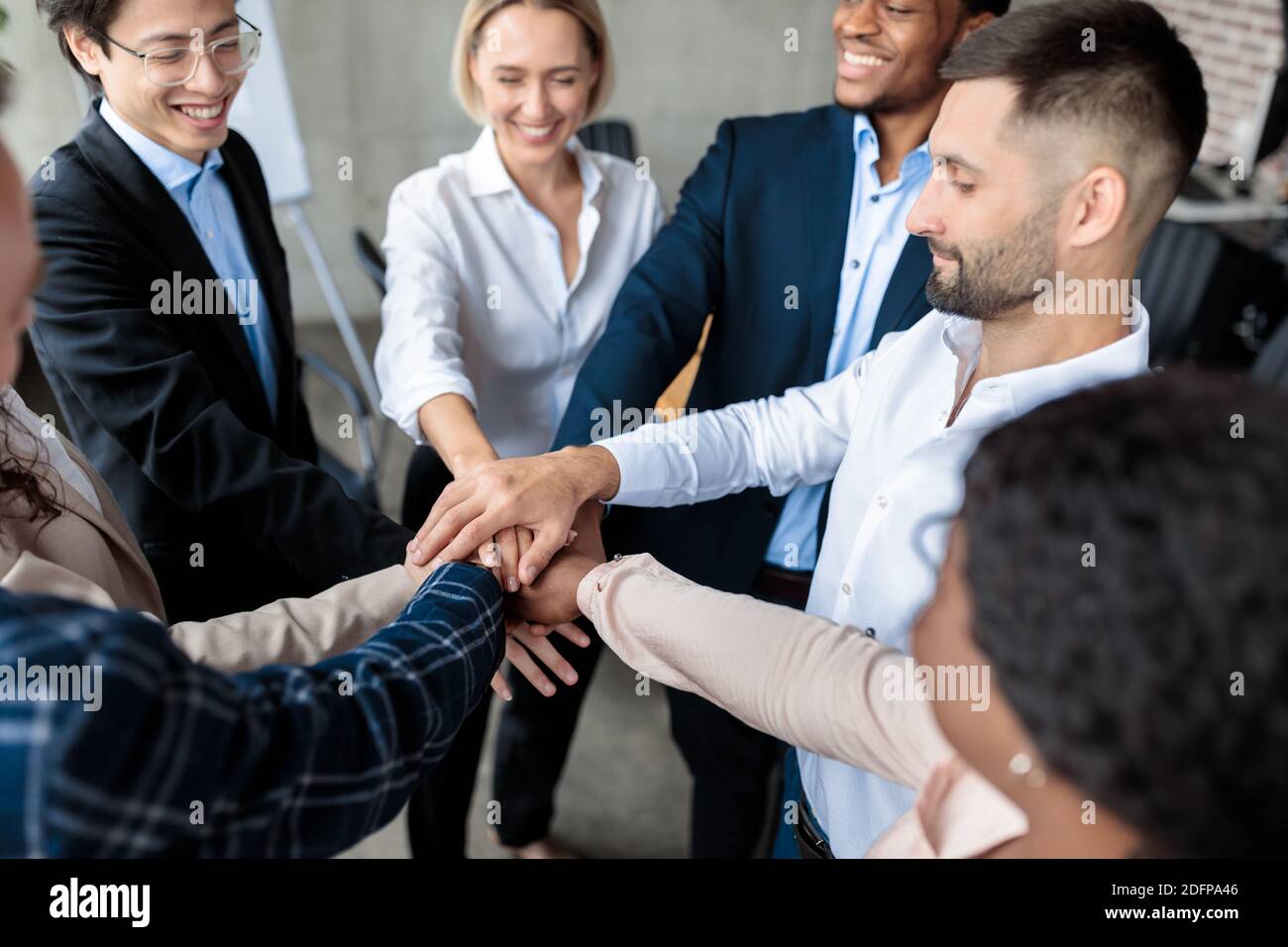 Managers teambuilding hi-res stock photography and images - Alamy