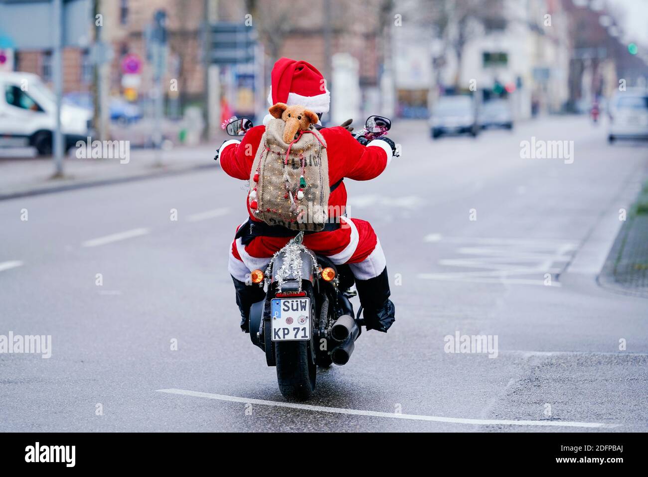 Santa claus riding a harley davidson hi-res stock photography and ...