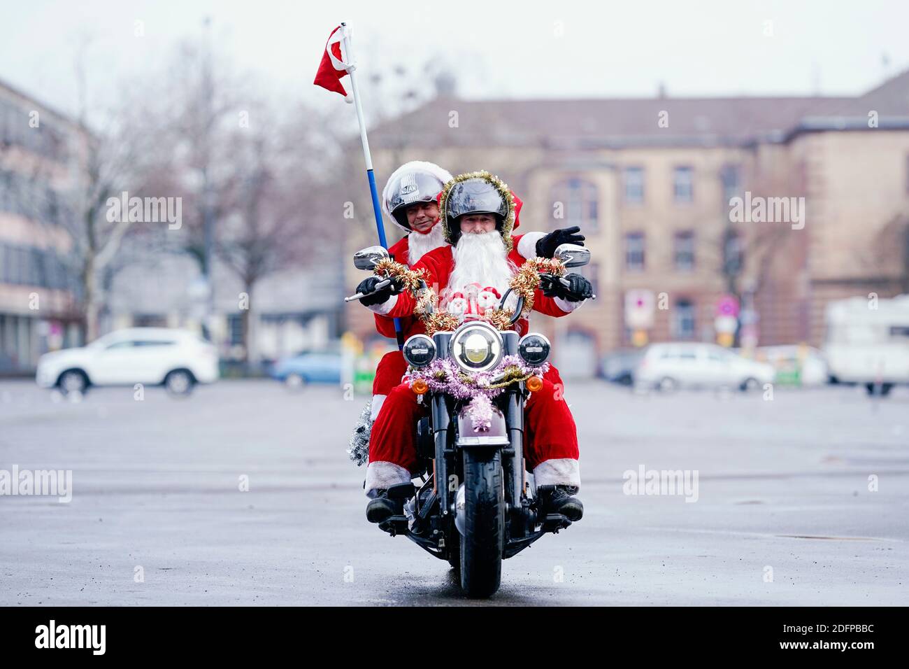 Harley davidson riding santas hi-res stock photography and images - Alamy