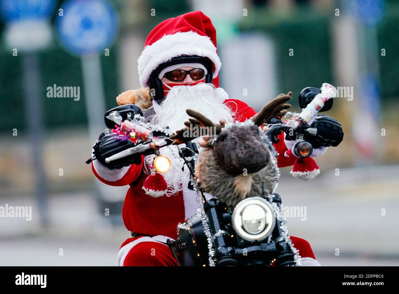 Santa claus riding a harley davidson hi-res stock photography and ...